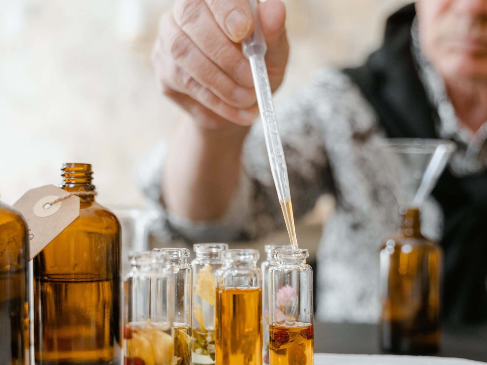 can I mix different perfumes: Can I mix different perfumes together?